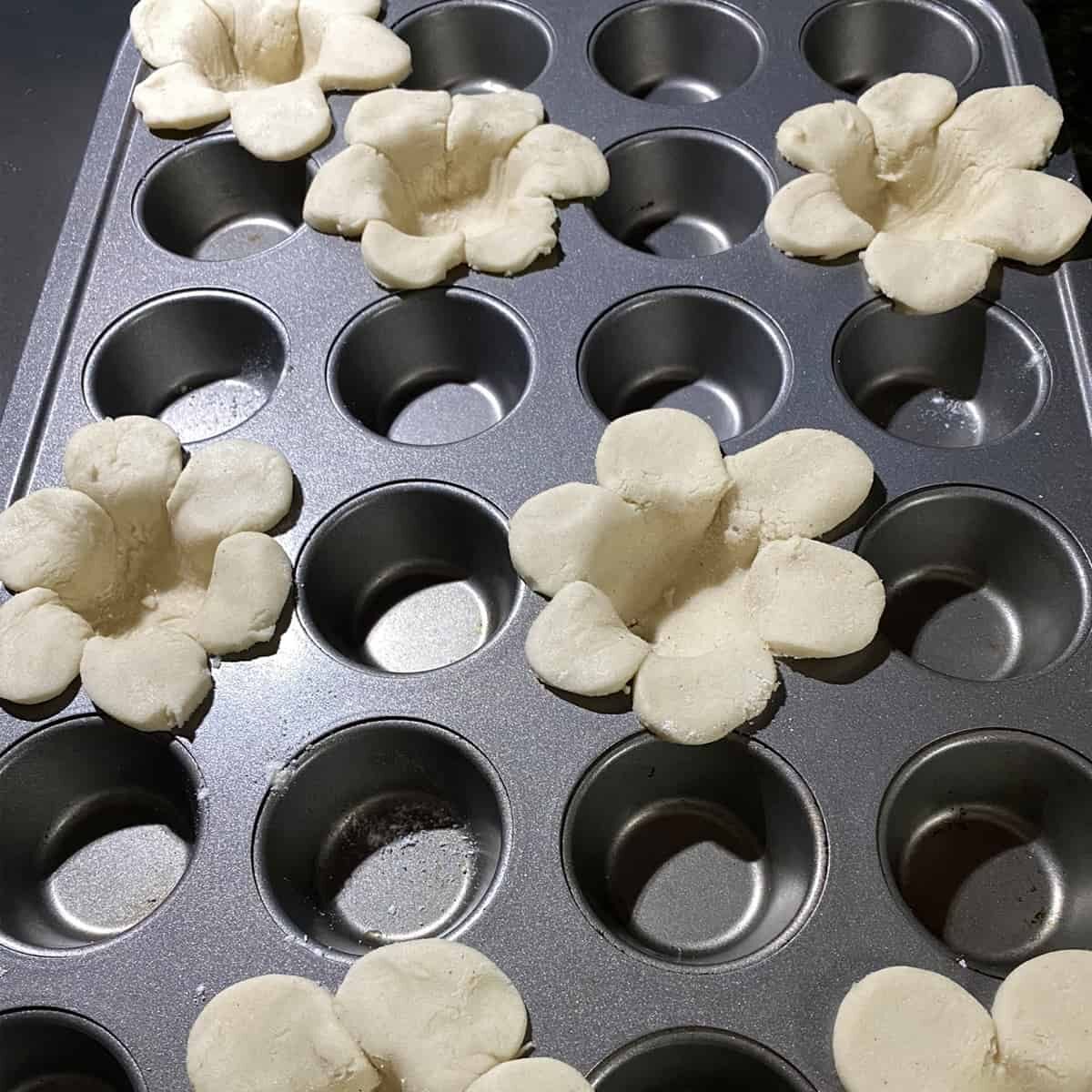 Easy Dessert Mini Flower Pie Recipe for a Crowd - Sabrinas Organizing
